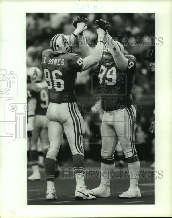 1989 Press Photo Oilers' Sean Jones and Doug Smith celebrate ...