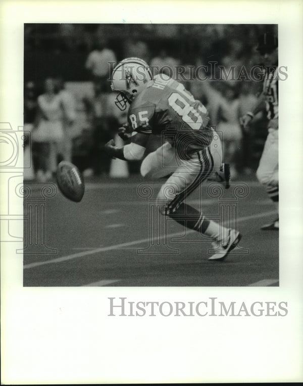 1990 Press Photo Houston Oilers' Drew Hill can't hand onto pass from ...