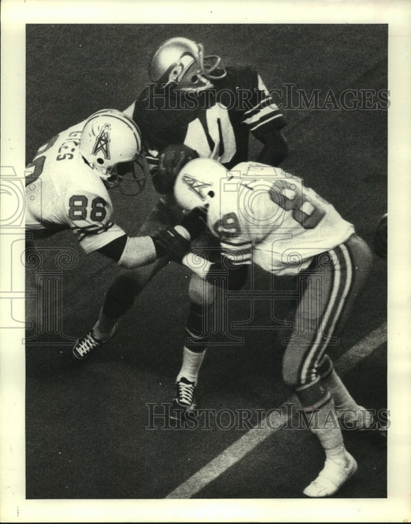 1977 Press Photo Oilers' appear to get away with a facemask against ...