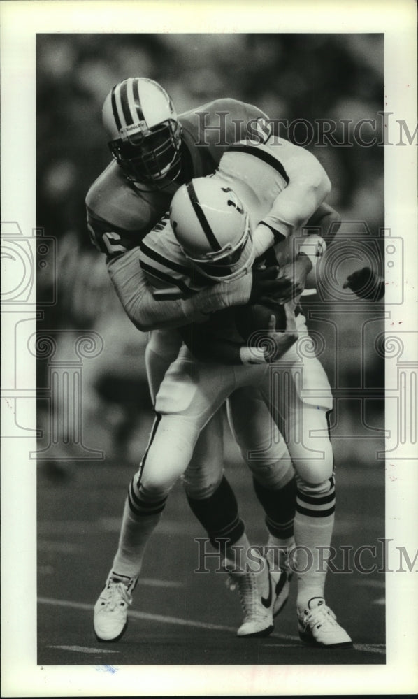 1990 Press Photo Oilers' Jones nails Colts' quarterback Herrmann in 4th ...