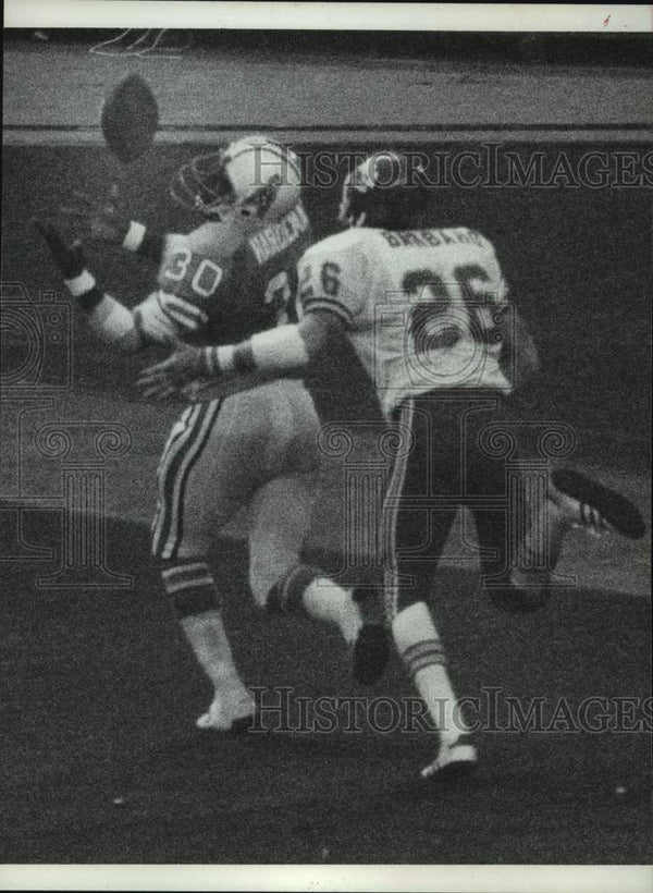 1977 Press Photo Don Hardeman goes for touchdown in Oilers football ...