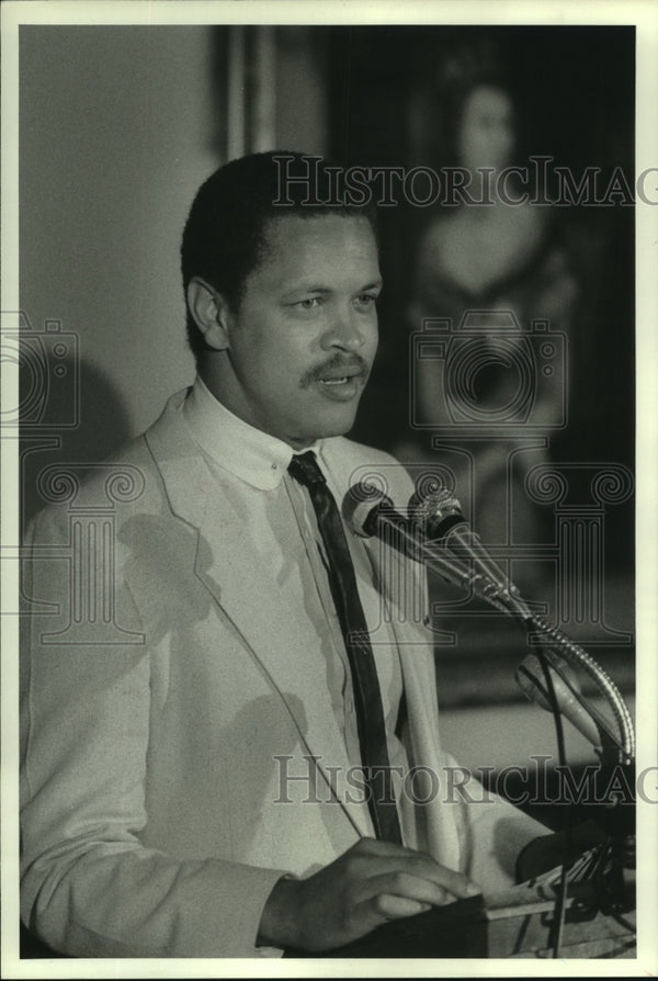 1984 Press Photo Oilers' Butch Johnson shows off at press conference ...