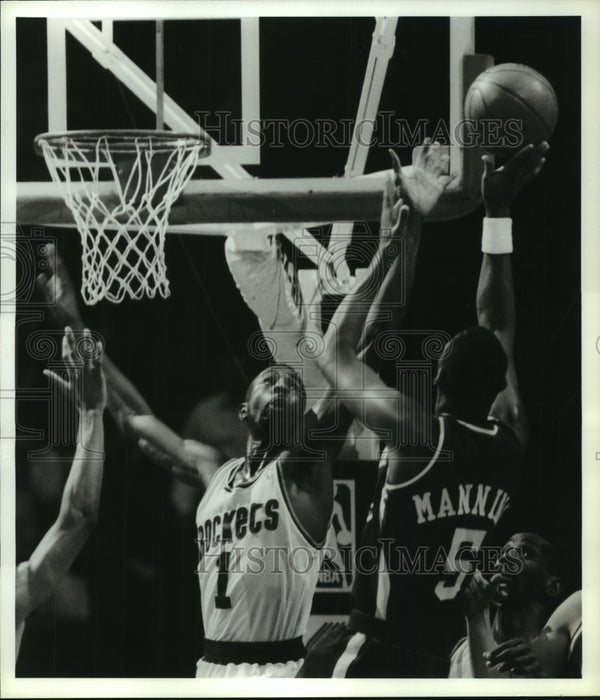 1990 Press Photo Rockets' Buck Johnson leaps to block Manning's shot ...