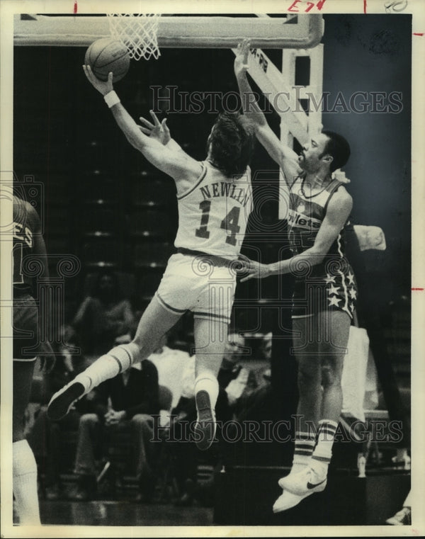 1976 Press Photo Houston Rockets Mike Newlin drives the lane for two ...