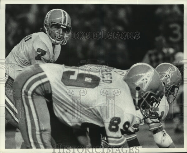 Press Photo Houston Oilers' quarterback Dan Pastorini calls out the pl ...