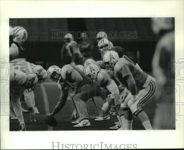 1990 Press Photo Oilers' center Bruce Matthews ready to snap ball at ...