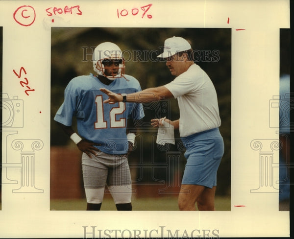 1991 Press Photo Houston Oilers' Alex Johnson talks with coach Kevin ...