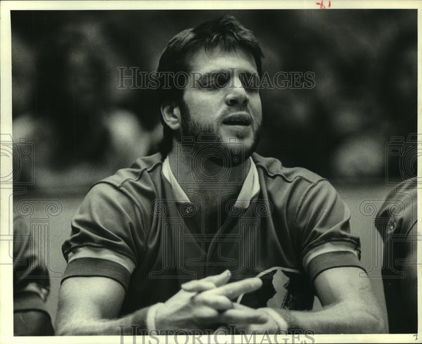 1979 Press Photo Houston Rockets' Mike Newlin watches game from bench ...