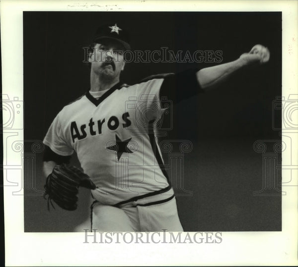 1988 Press Photo Houston Astros' pitcher Bob Knepper fires to the plate ...