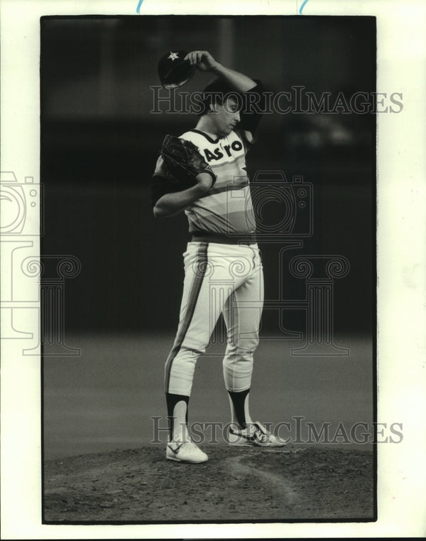 1986 Press Photo Houston Astros' pitcher Bob Knepper wipes sweat from ...