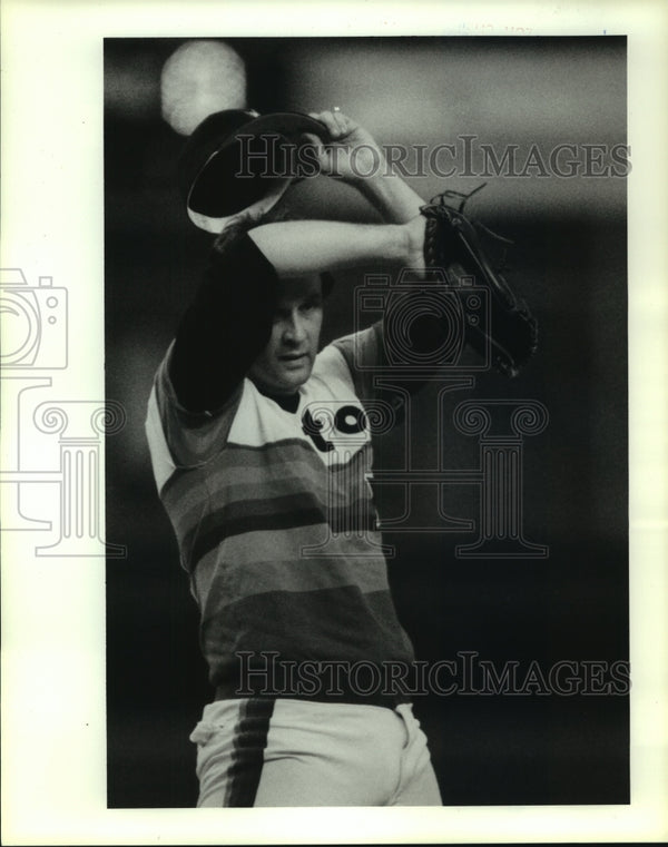 1986 Press Photo Houston Astros' pitcher Bob Knepper wipes his brow on ...