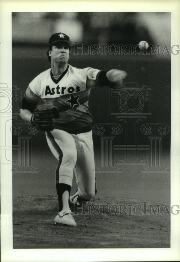 1986 Press Photo Houston Astros' pitcher Bob Knepper fires a pitch tow ...