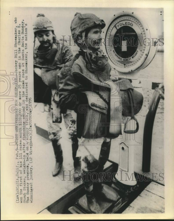 1976 Press Photo Jockey Bill Shoemaker weighs in after race at Santa ...