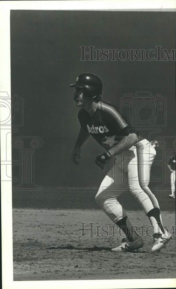 1983 Press Photo Astros' Phil Garner runs from 1st to 2nd during ...