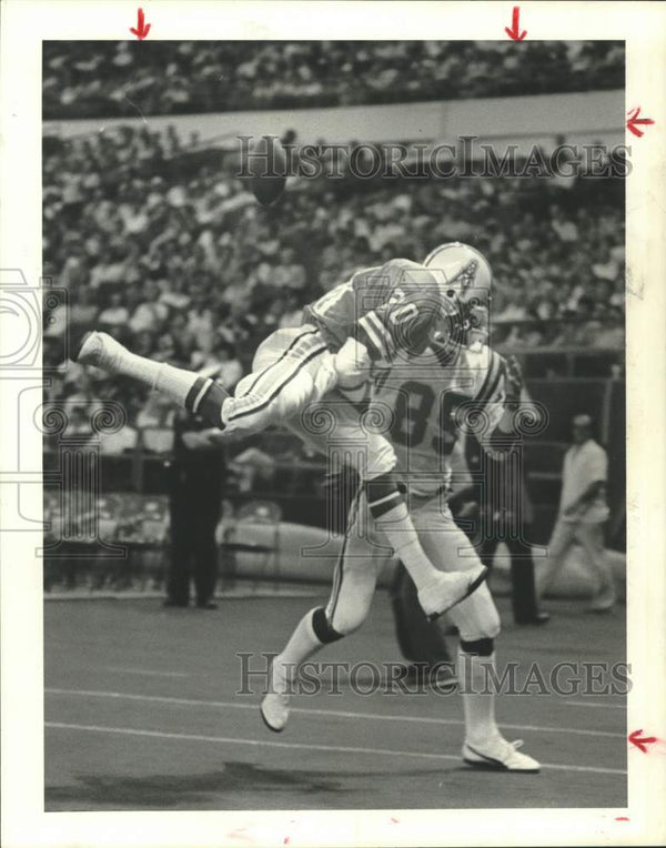 1983 Press Photo Oiler Willie Tullis breaks-up touchdown pass to Colt ...