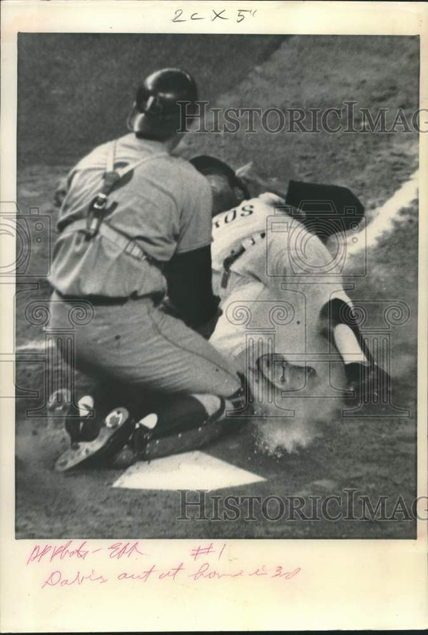 1970 Press Photo Expos' John Bateman steals base as Davis out at home ...