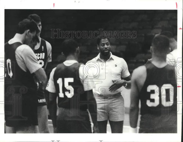 1989 Press Photo Houston Rockets Coach Don Chaney talks to players ...