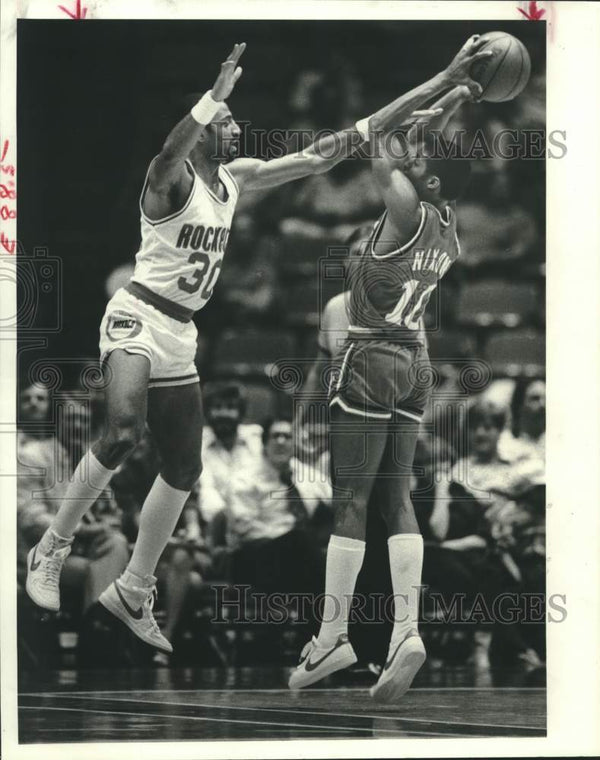 1984 Press Photo Rockets Allen Leavell knocks the ball away from Norm ...