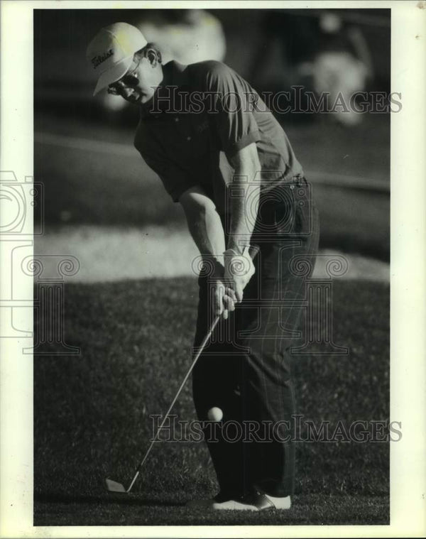 1989 Press Photo Pro golfer Mike Hulbert chips his ball out of the ...