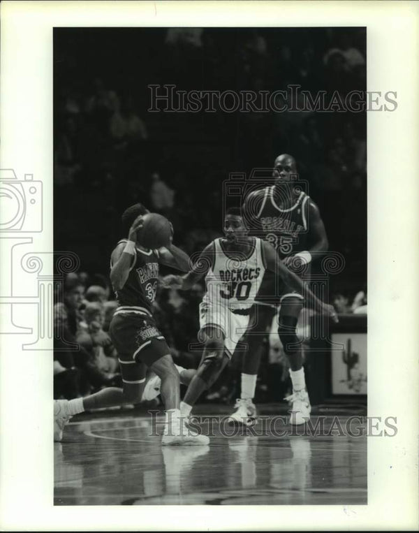 1990 Press Photo Rockets Allen Leavell defends against Phoenix ball ...