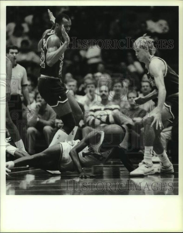 1989 Press Photo Rockets' Buck Johnson stumbles as Cavs' Nance and Ehlo ...