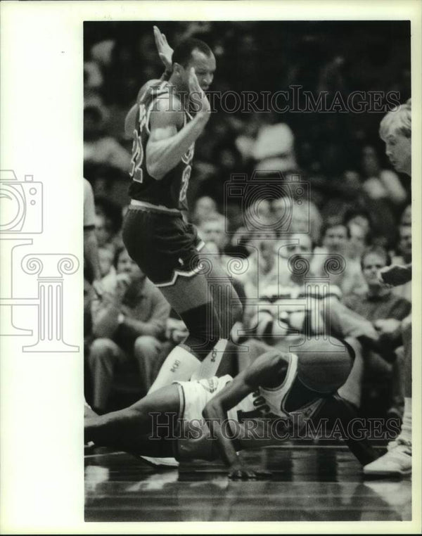 1989 Press Photo Rockets' Buck Johnson stumbles as Cavs' Nance and Ehlo ...