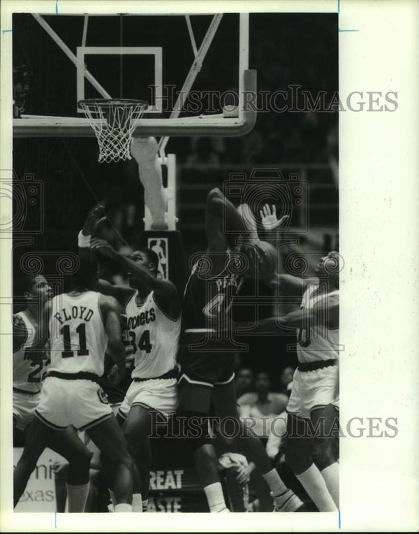 1988 Press Photo Mavericks' Sam Perkins is alone in a crowd of Rockets ...