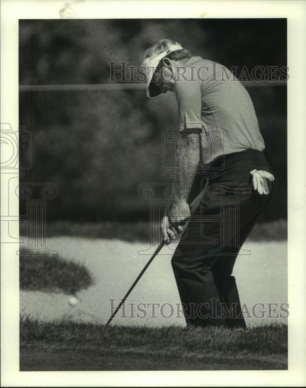 1983 Press Photo Pro golfer Larry Ziegler of Hollywood, FL. hits wedge ...