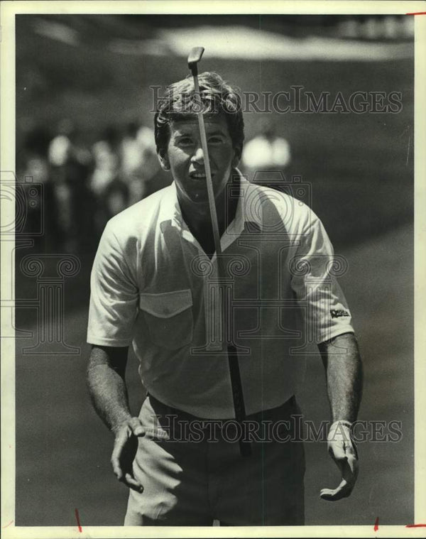 1982 Press Photo Pro golfer Ed Sneed flips putter after missing putt o ...