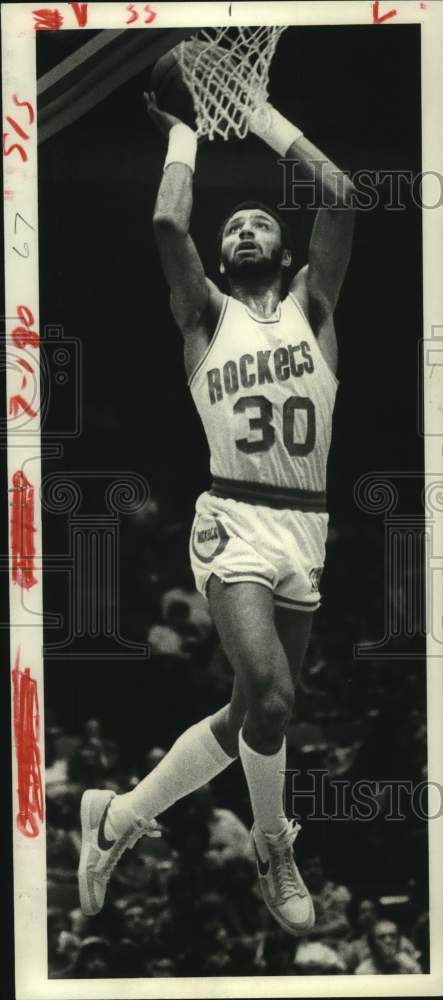 1981 Press Photo Houston Rockets' Allen Leavell goes in for an easy two ...