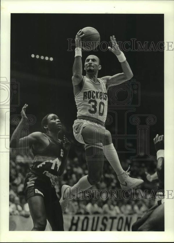 1984 Press Photo Rockets' Allen Leavell scores over Nuggets' Rob ...