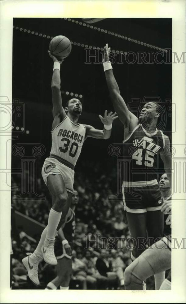 1984 Press Photo Rockets' Allen Leavell shoots over Jazz' Jeff Wilkins ...