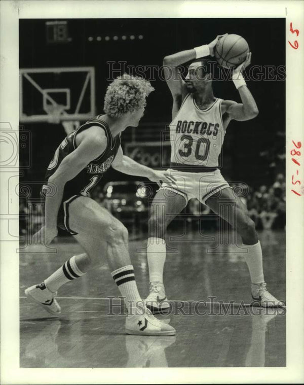 1984 Press Photo Rockets' Allen Leavell puts a move on Dallas' Brad ...