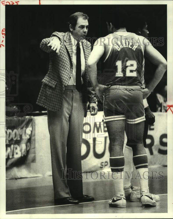 1980 Press Photo Texas coach Abe Lemons talks strategy to Ron Baxter ...