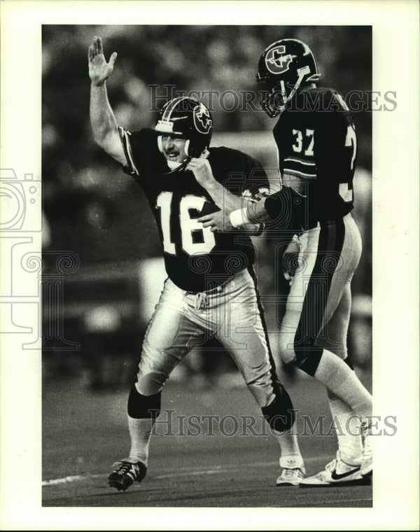 1975 Press Photo Gamblers' kicker Toni Fritsch celebrates making field ...