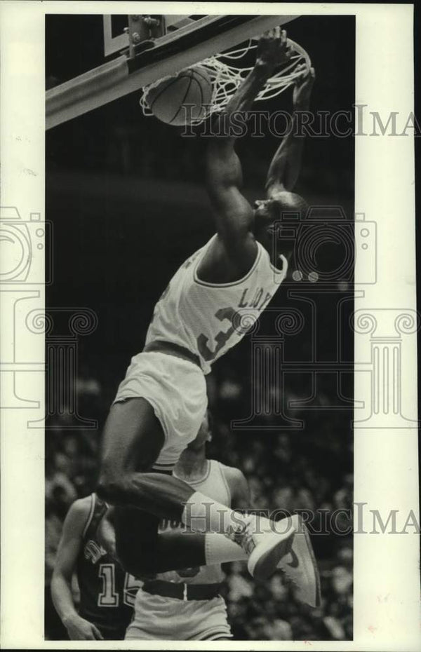 1985 Press Photo Rockets' Lewis Lloyd soars high for a slam dunk ...