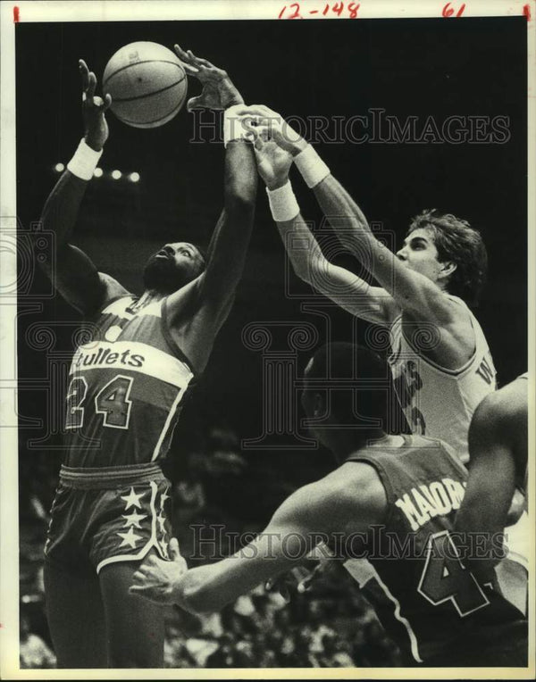 1983 Press Photo Bullets Spencer Haywood grabs rebound from Rockets ...