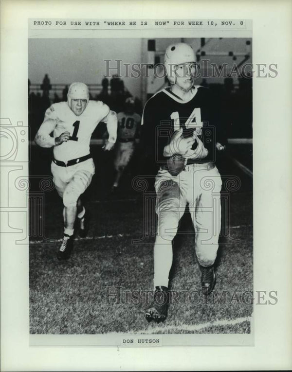 1981 Press Photo Former Green Bay Packers Don Hutson carries the footb ...