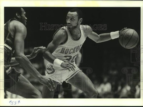 1983 Press Photo Houston Rockets' Allen Leavell handles the ball on the ...