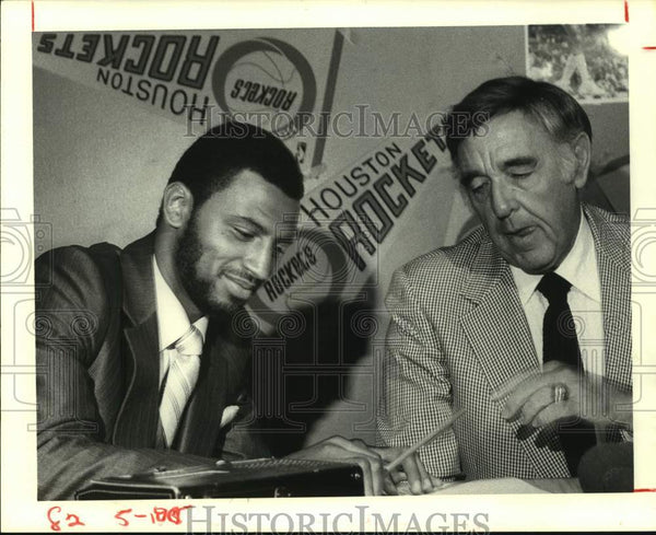 1980 Press Photo Rockets' Allen Leavell inks new contract with Ray ...