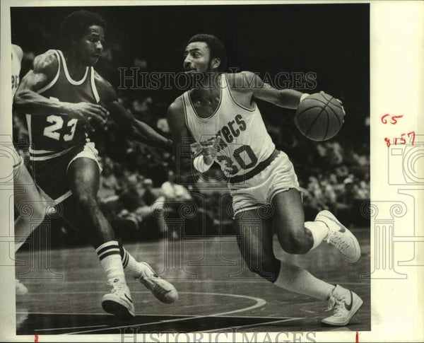 1981 Press Photo Rockets' Allen Leavell maneuvers around Nuggets' T. R ...