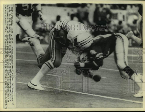 1975 Press Photo Oilers' Don Hardeman stopped by Patriots Bob Howard i ...
