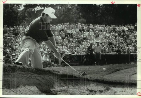 1992 Press Photo Golfer Fulton Allen chips on 18 from tough spot at ...