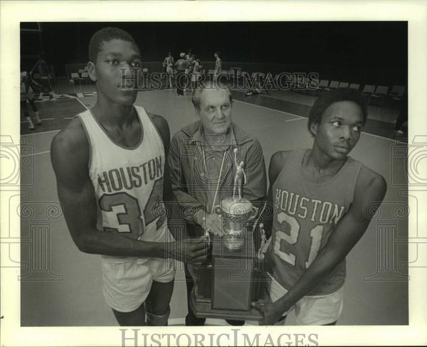 1982 Press Photo University of Houston coach Guy Lewis, players display ...