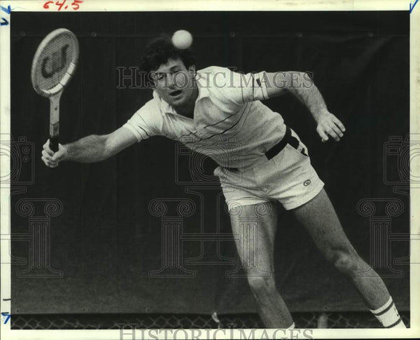 1984 Press Photo Pro tennis player Bill Scanlon lunges for a forehand ...