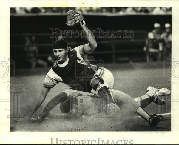 1985 Press Photo Astros' catcher Mark Bailey stops Herm Winningham from ...