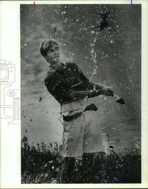 1989 Press Photo Rodney Thompson, hits out of swamp at Raveneaux ...
