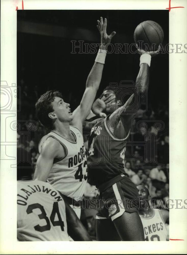 1987 Press Photo Rockets' Jim Petersen defends against Clippers ...