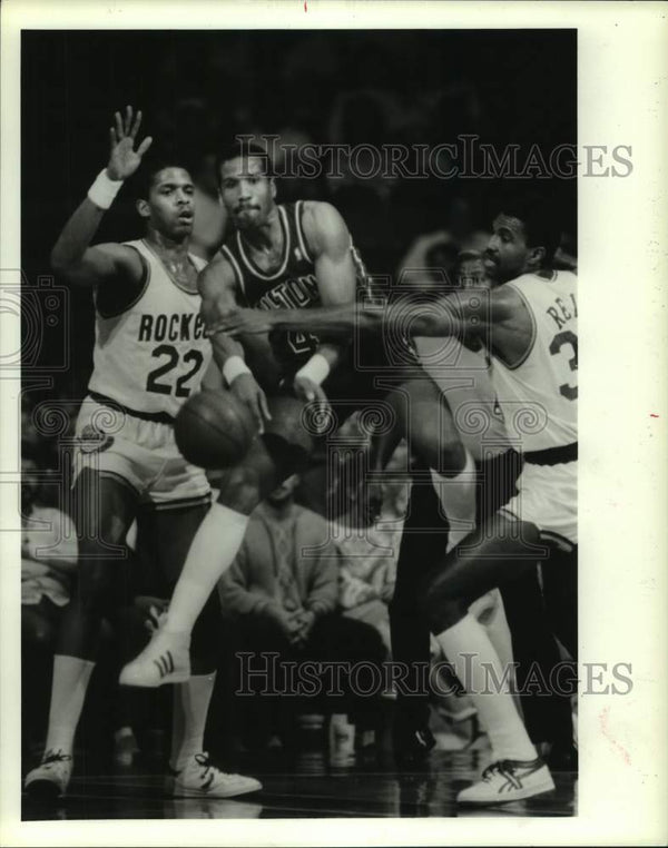 1987 Press Photo Rockets basketball players sandwich Adrian Dantley ...