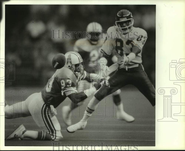 1988 Press Photo Houston Oilers' Robert Lyles breaks up attempted pass ...